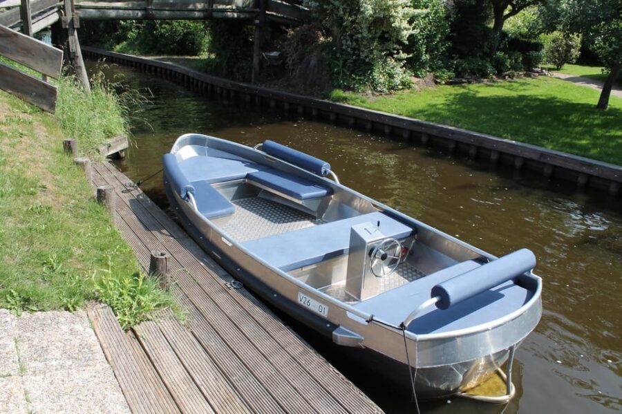Boatrental 2 Hours 8 Person with Steeringwheel and cushions