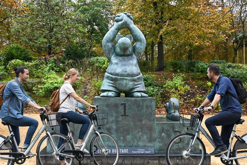 Brussels: Private City Tour on Bike with Drink Stop