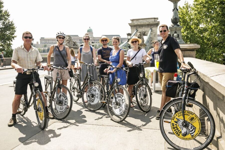Budapest: City Bike Tour with Coffee Stop