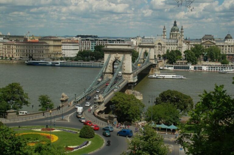 Budapest: Private 3-hour Guided City Tour by Bus - What You Can Expect