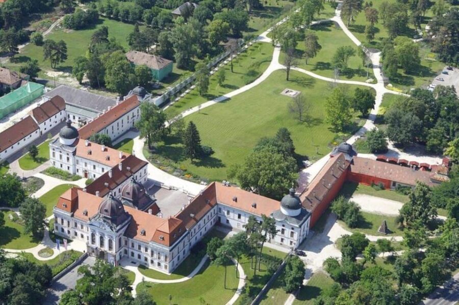 Budapest: Sisi Palace Tour with Hungarian Horse Show & Lunch