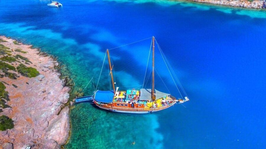 Cesme: Small Group Boat Tour with Open Buffet Lunch
