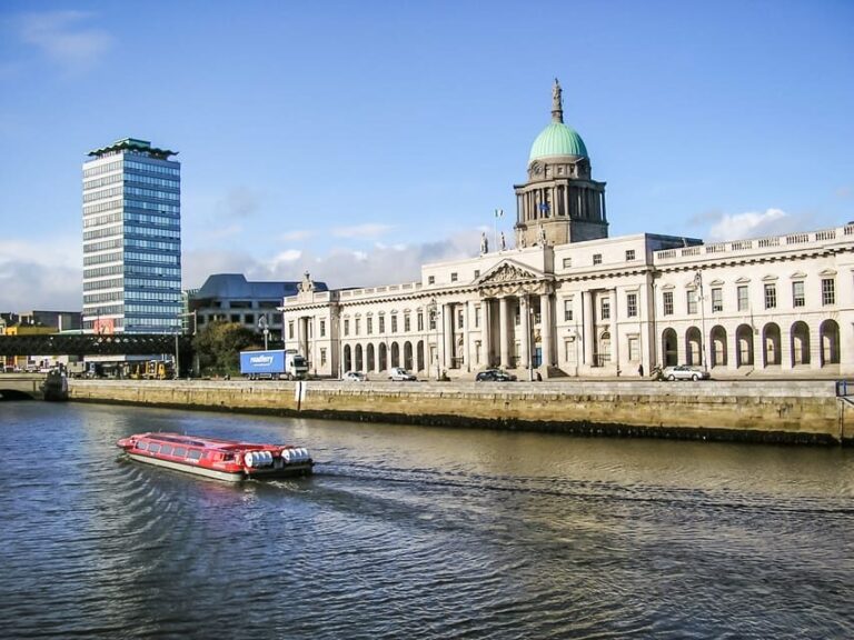 Dublin: River Liffey Sightseeing Cruise - The Experience: From Commentary to Atmosphere
