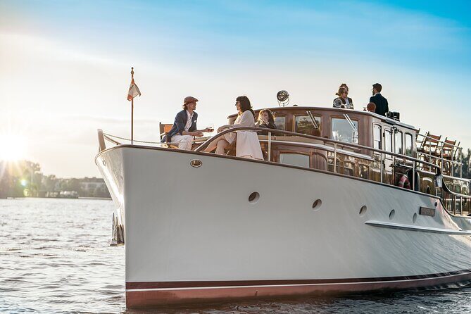 Evening aperitif tour aboard the motor yacht Fitzgerald