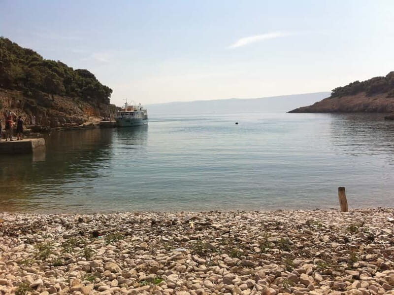 From Punat: Plavnik Island Boat Tour with Lunch