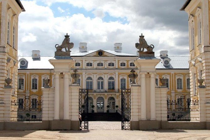 Full-Day Private Trip to Palace and Medieval Castle from Riga - The Transport and Overall Experience