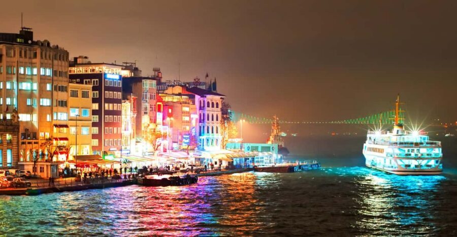 Istanbul: Bosphorus Dinner Cruise Incl. Drinks with Transfer
