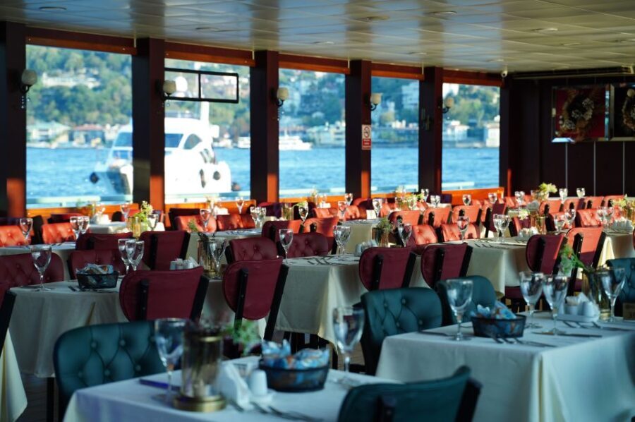 Istanbul: Dinner Cruise and Entertainment with Private Table