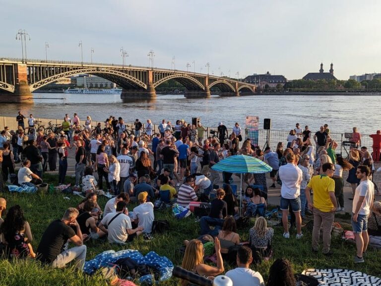 Mainz: guided evening tour of the Rhine embankment/old town in German and English - Introduction