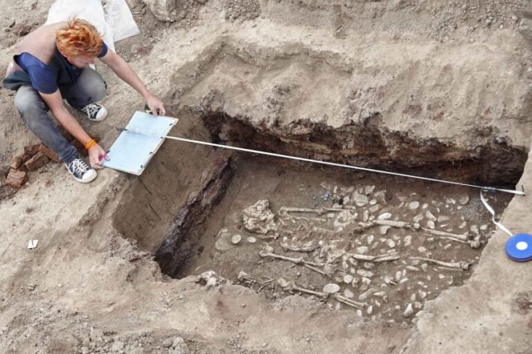 Philadelphia's Dead: Eerie Exploration of Forgotten Graves - Assessing the Value