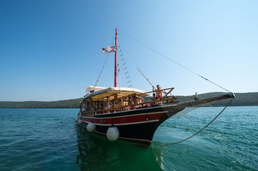 Pore: Evening Boat Trip to Discover Dolphins