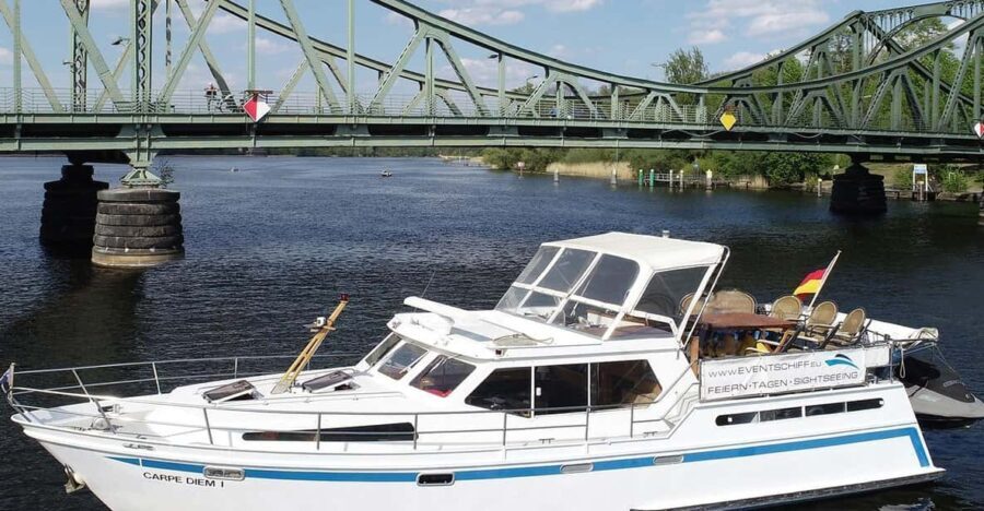 Potsdam: Yacht Cruise - Lakes of Berlin - Castles & Nature