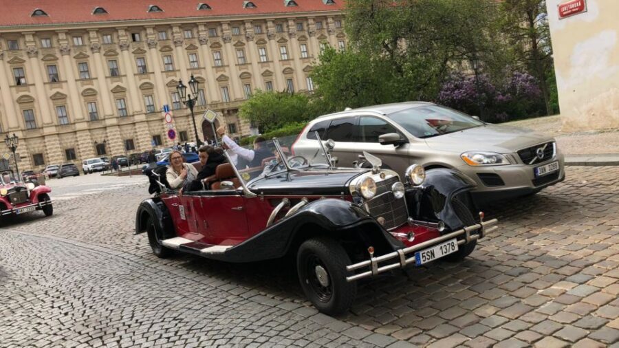 Prague: 1-Hour Private Tour in Vintage Car