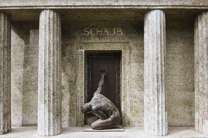 Private guided tour of the historic south cemetery in Leipzig