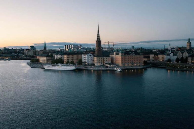 Stockholm: Highlights Guided Walking Tour - The Experience in Detail