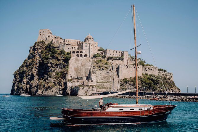 Tour of the island of Procida in a schooner - Practical details and tips for travelers