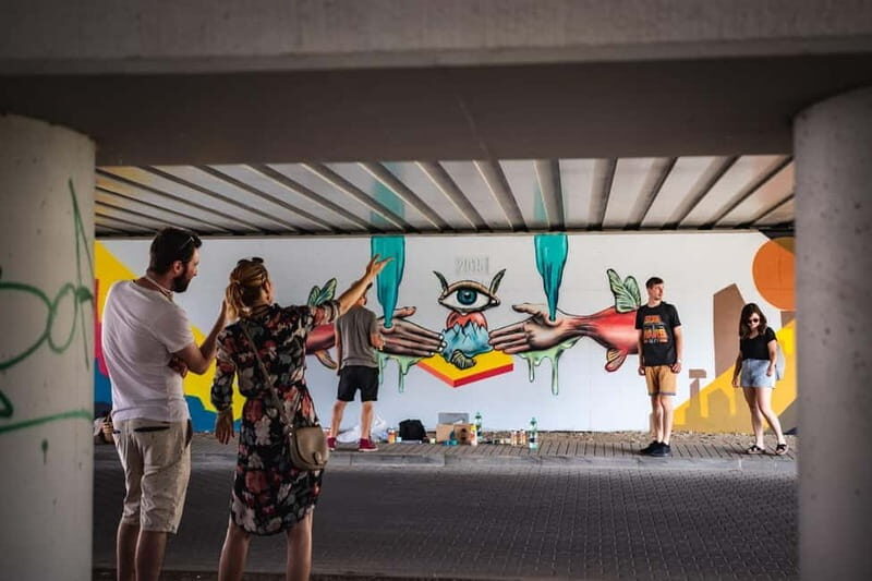 Trenín: Walking Street Art Tour