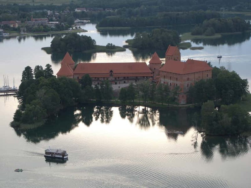 Vilnius: Trakai Tour with Audio Guide and Minibus Transfers