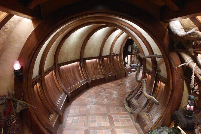 2-Day Hobbiton, Rotorua, Waitomo Caves Tour from Auckland with Accommodation - Transportation, Group Size, and Comfort