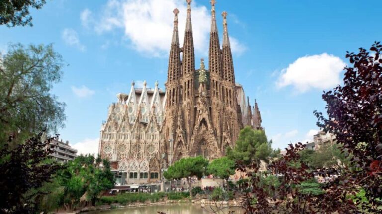 Barcelona: Guided visit of the Sagrada Familia - The Museum and Construction Legacy