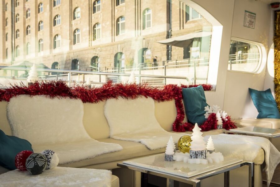 Berlin: Christmas Sightseeing Boat Tour