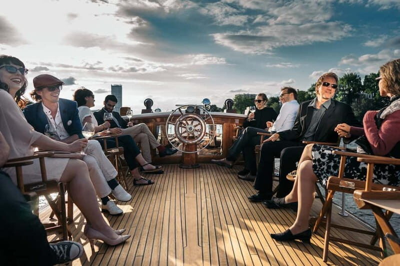 Berlin: Evening Yacht Cruise with Aperitif