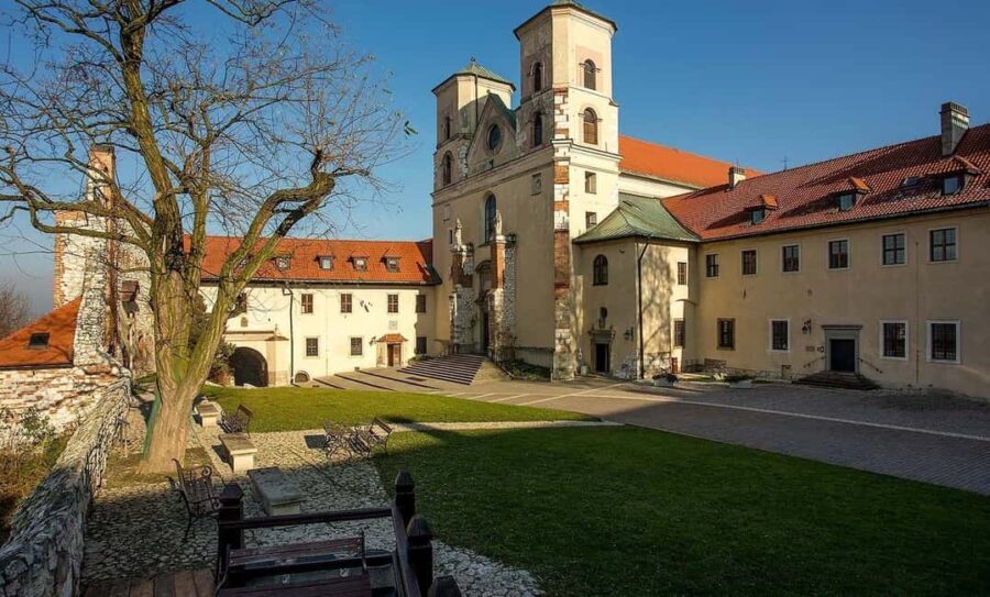 Boat trip to Tyniec: Benedictine abbey and gourmet break - An In-Depth Look at the Experience