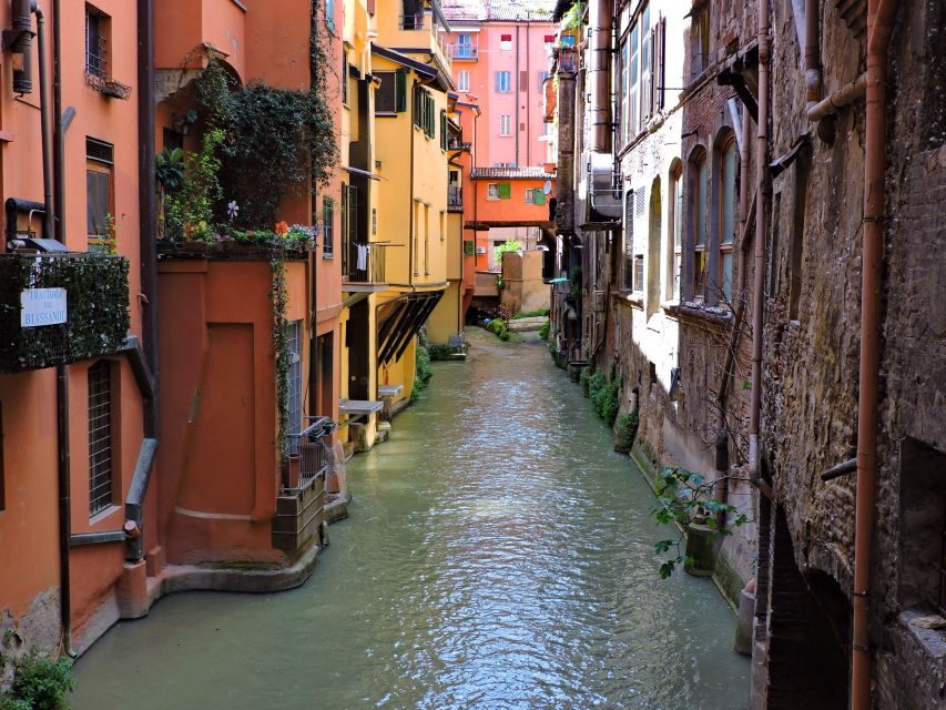 Bologna: Private Walking Tour with a Local