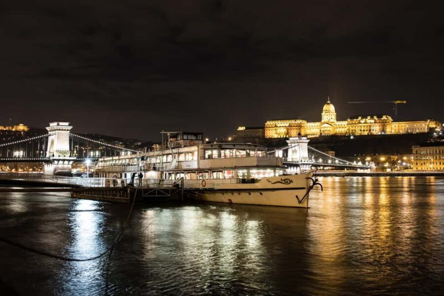 Budapest: Christmas and Holiday Danube Dinner Cruise