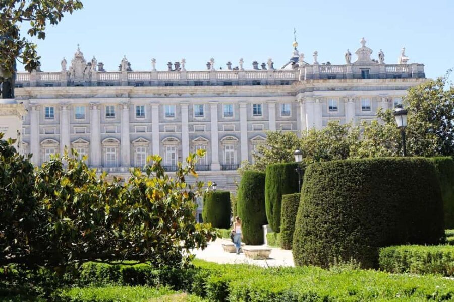 Explore Madrid in 60 minutes. Tuktour + tukguide