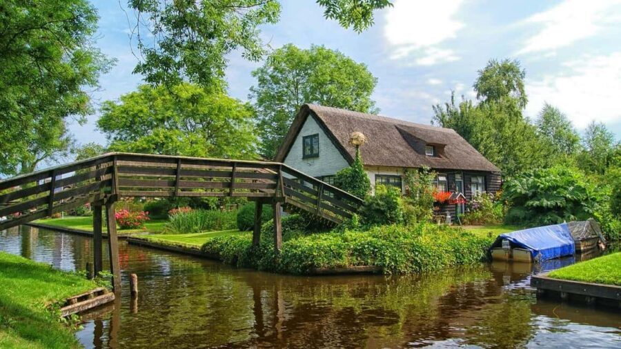 Giethoorn: 2 Hours 8 persons boat steeringwheel + cushions