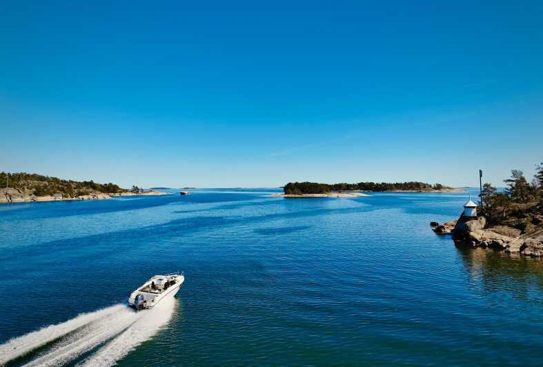 Helsinki: Private Boat Tour