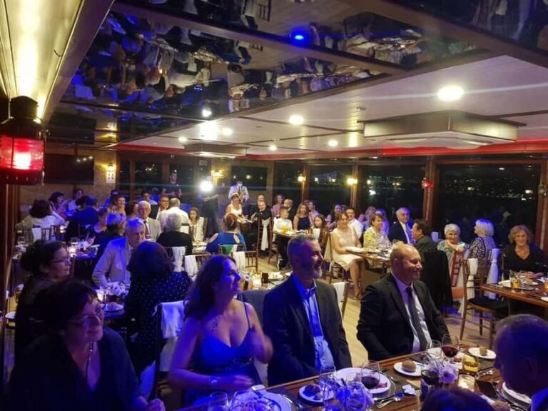 Istanbul: New Year's Eve Bosphorus Cruise with Fireworks - The Viewing Experience: Fireworks and Landmarks
