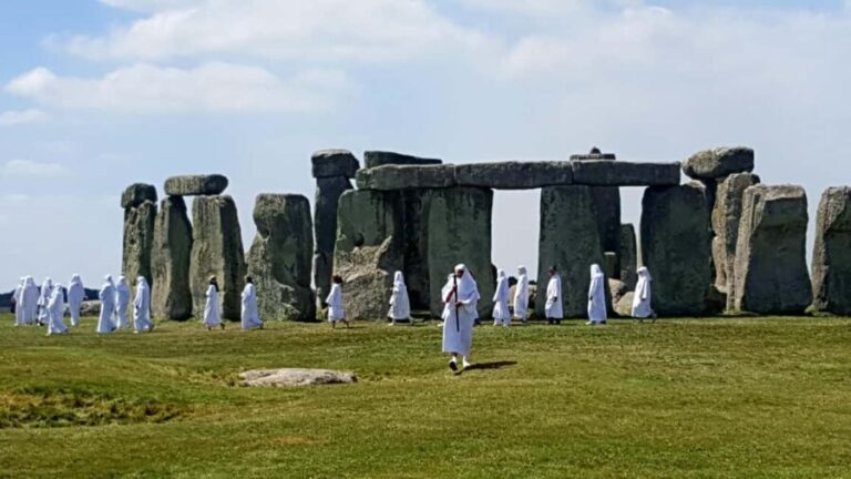 London: Stonehenge and Woodhenge Private Black Cab Tour - Visiting Woodhenge and Durrington Walls: A Different Perspective on Ancient Britain