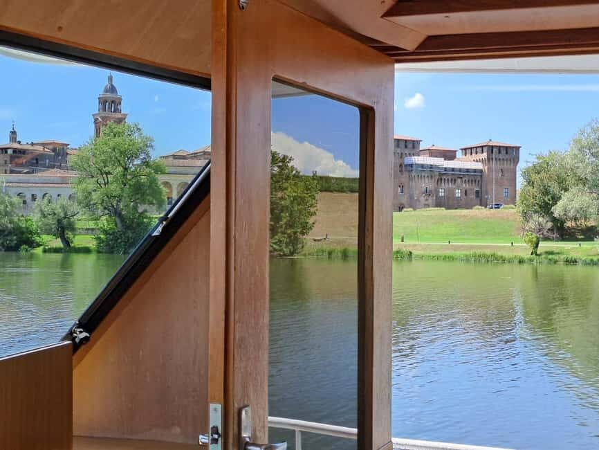 Mantua: Guided Panoramic Boat Tour "City, Lakes, and Natural Park"