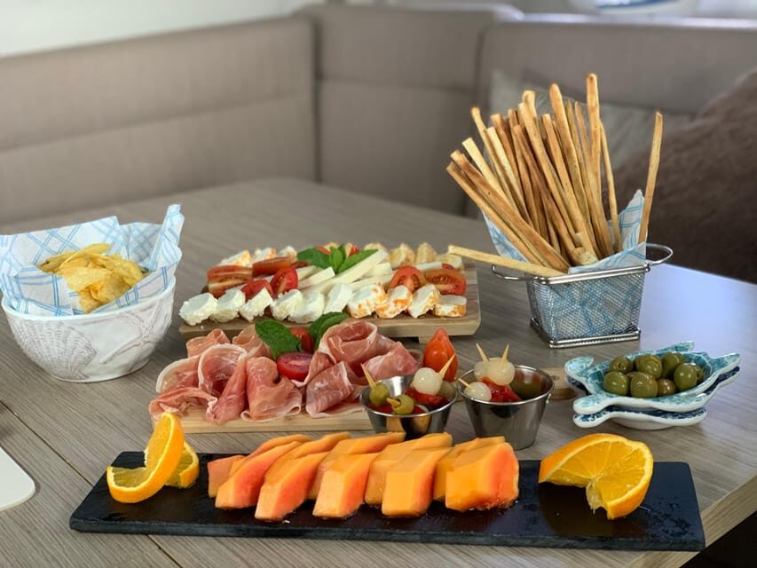 Pasito Blanco : Private sailing tour with food & drinks
