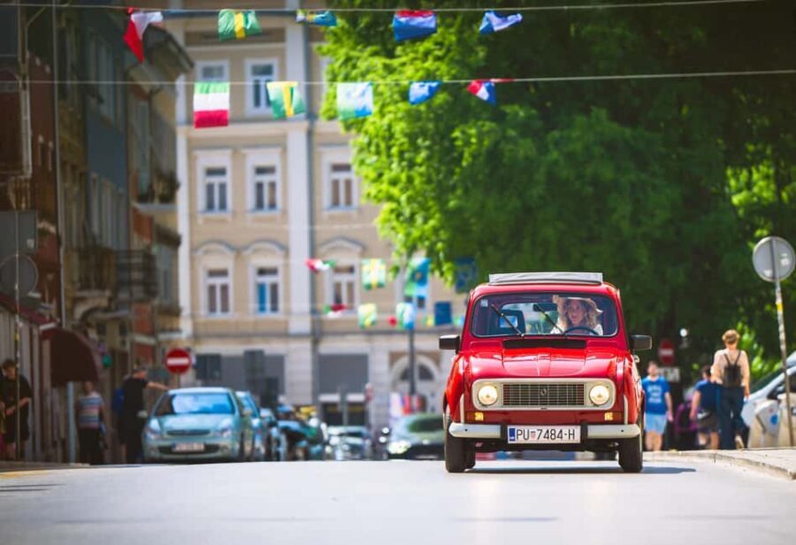 Pula: City Highlights Tour in a Vintage Renault 4