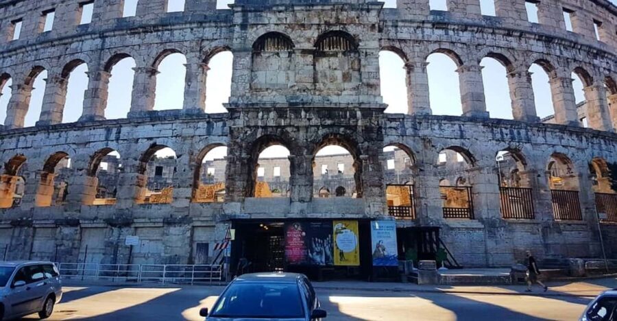 Pula: Old Town Walking Tour for Foodies with Dinner and Wine