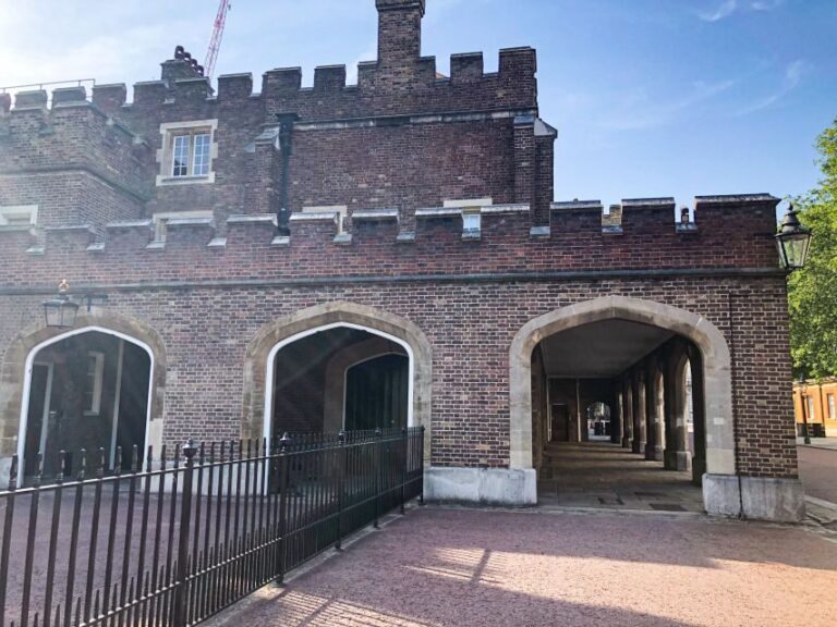 Royal London: Tudors & Stuarts Walking Tour - Why the Guide Matters
