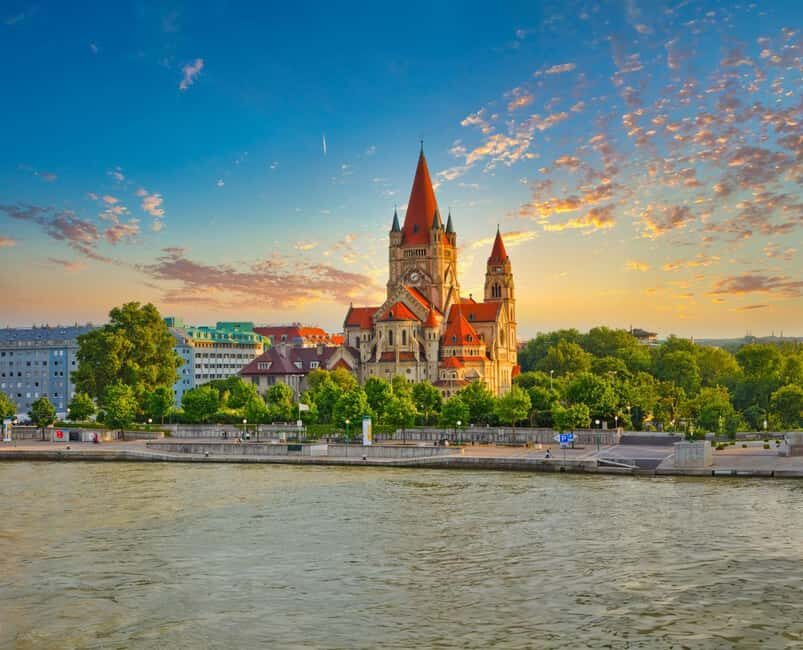 Vienna: 2-hour Danube Panorama Tour