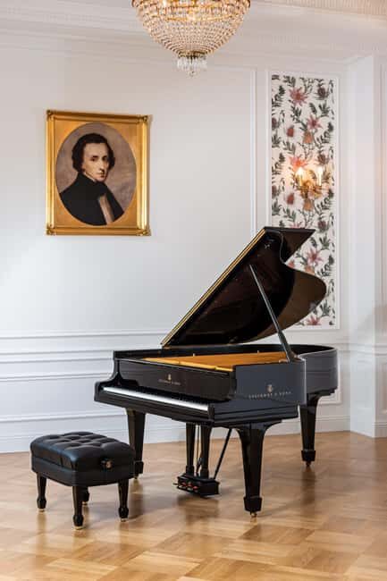 Warsaw: Guided Walking Tour with a Private Chopin Concert