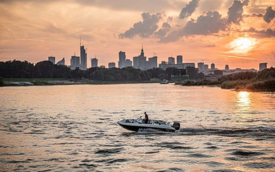 Warsaw: Sunset Vistula Cruise - 80s Vibes, Music & Prosecco