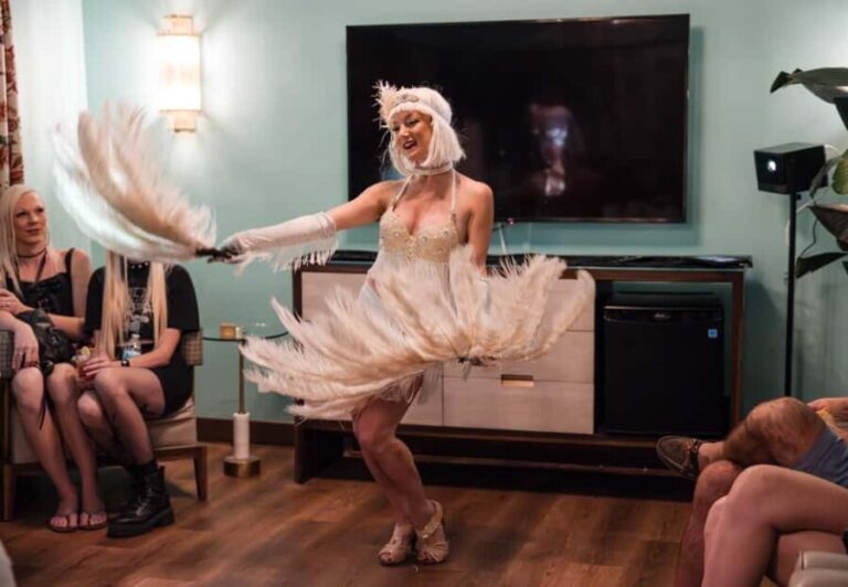Las Vegas: Immersive 1920s Night Tour with Cocktails & Flask - Exploring the Details of the Tour