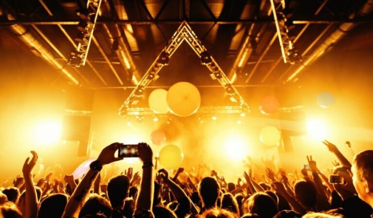 Las Vegas: Party Bus Nightclub Crawl - The Guide and Group Dynamics