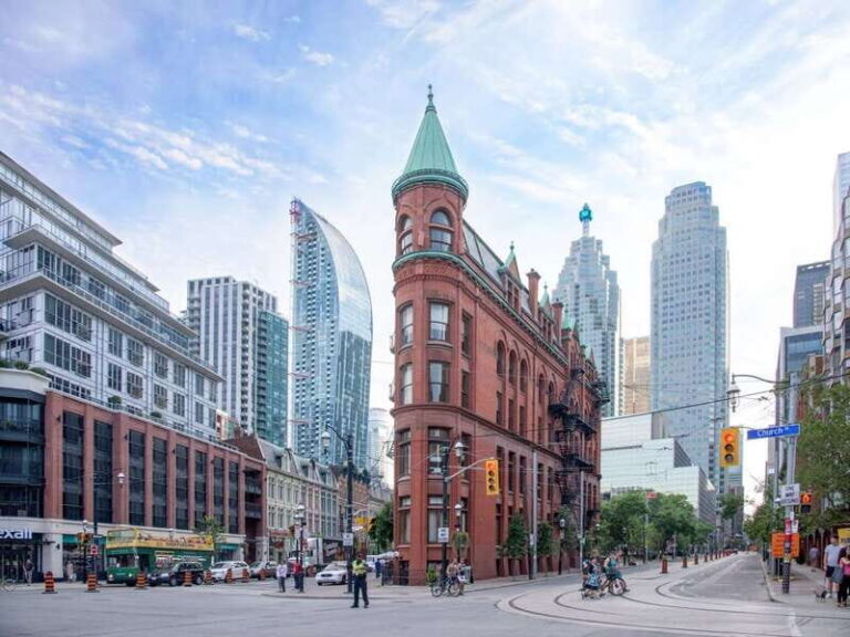 Toronto: City Highlights Walking Tour | 3-Hour - The Guides: Why They Matter